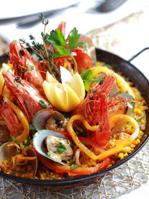 What's the Real Difference Between Spanish Paella and Portuguese Rice ...
