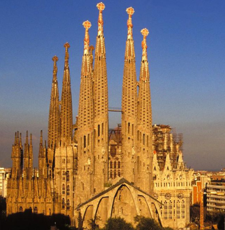 Explorando la Fusión de la Arquitectura Española y el Arte Griego ...