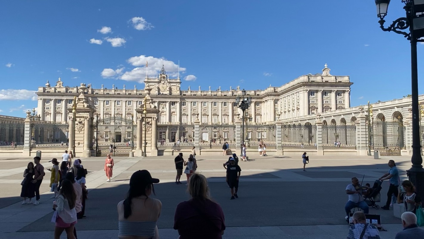 马德里餐厅背景墙设计分享：从传统到现代的视觉体验 - Spain Living Forum