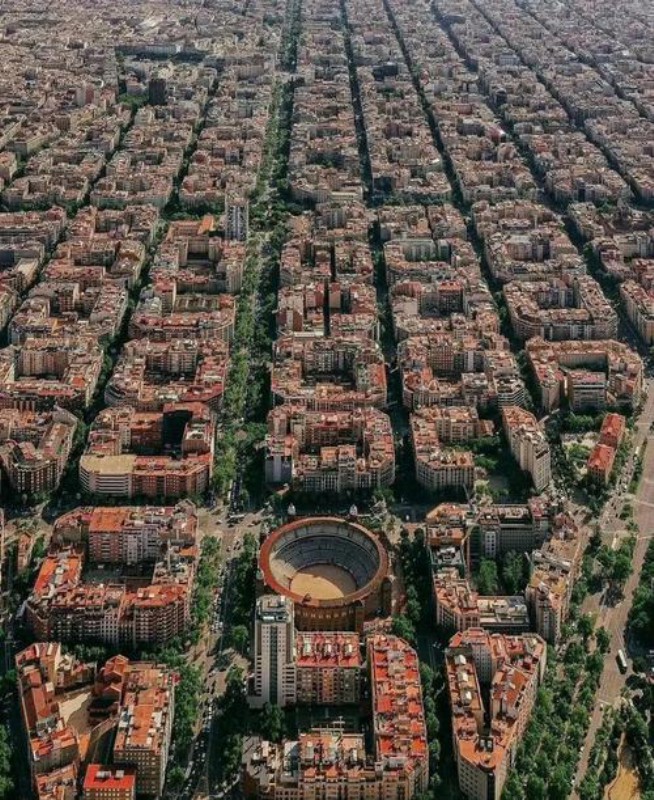 Barcelona Dress Code Guide: Seasonal Outfit & Shopping Tips - Spain ...